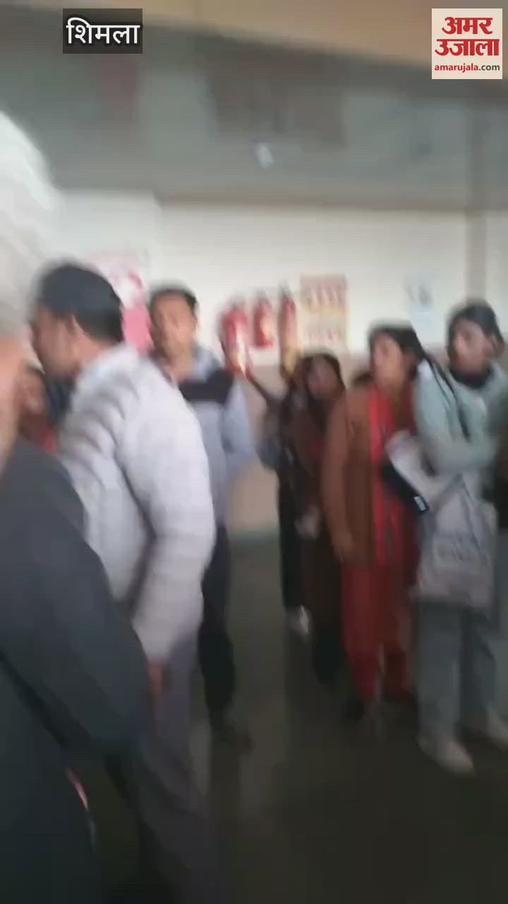Video :डीडीयू अस्पताल में मरीजों को धक्के मार रहा सुरक्षा कर्मी, सोशल ...