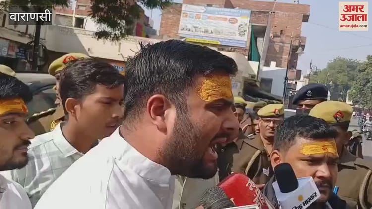 Video : Students Ruckus Outside Up College Recite Hanuman Chalisa ...