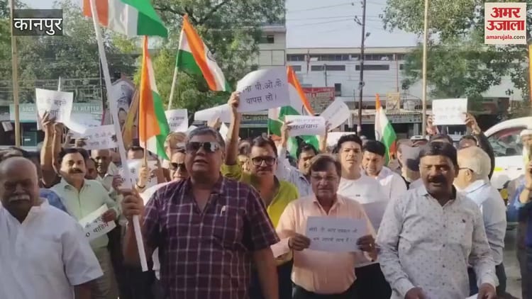 बलिदानियों को अर्पित की श्रद्धांजलि, आक्रोश भरे नारों की तख्तियां लेकर ...
