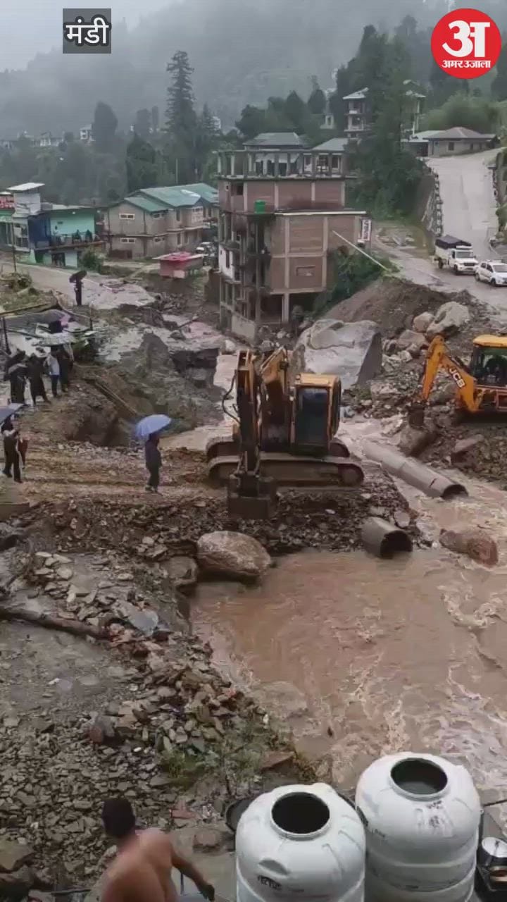Mandi:थुनाग के तहसीलदार रजत सेठी पोकलेन में बैठकर खड्ड पार करते हुए ...