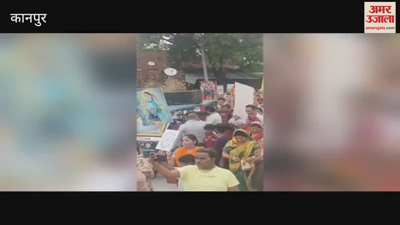 अखरी गांव में निकली राधा वल्लभ पद यात्रा, सावन में संकीर्तन से गूंजा ...