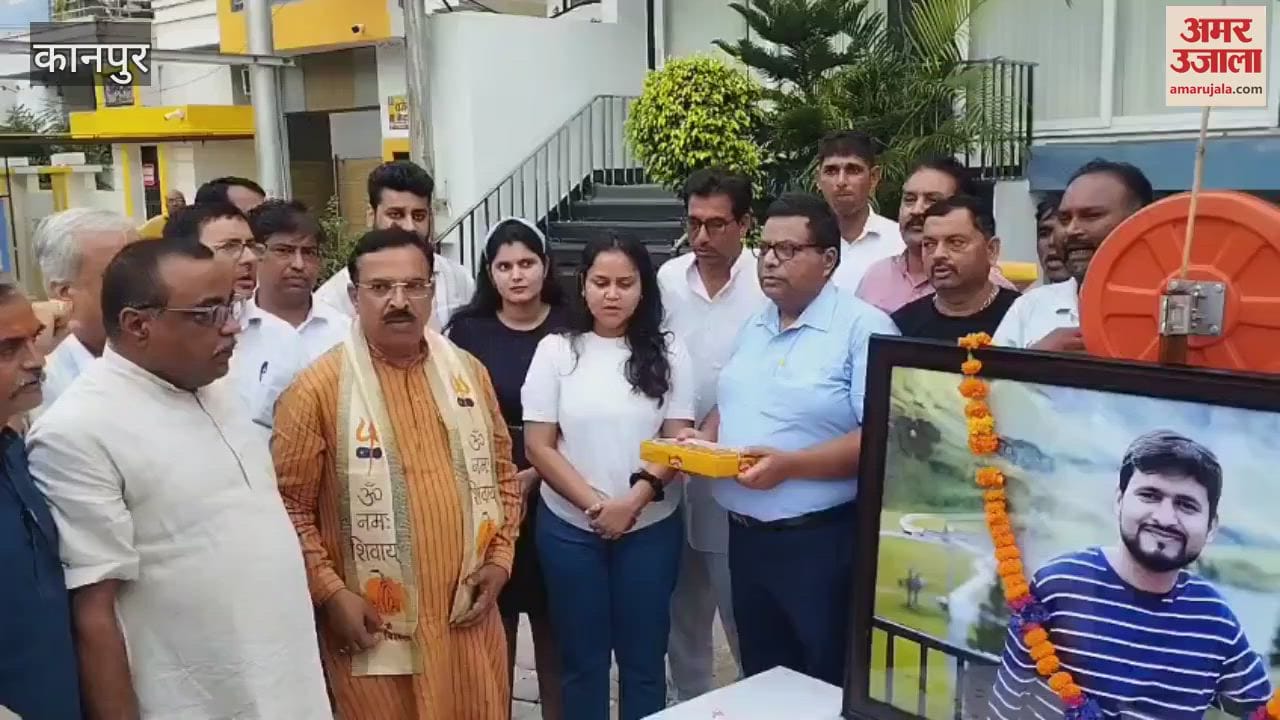 शहीद शुभम द्विवेदी के आवास पर भाजपाइयों ने बांटी मिठाई, भारतीय सेना ...