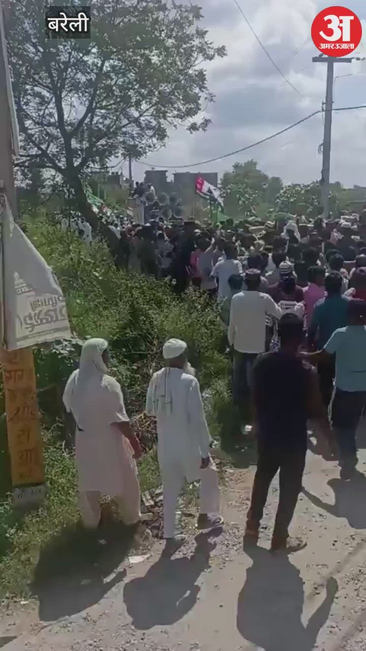 बरेली में उर्स-ए-रजवी में चादर जुलूस लेकर जा रहे लोगों को दूसरे पक्ष ने ...