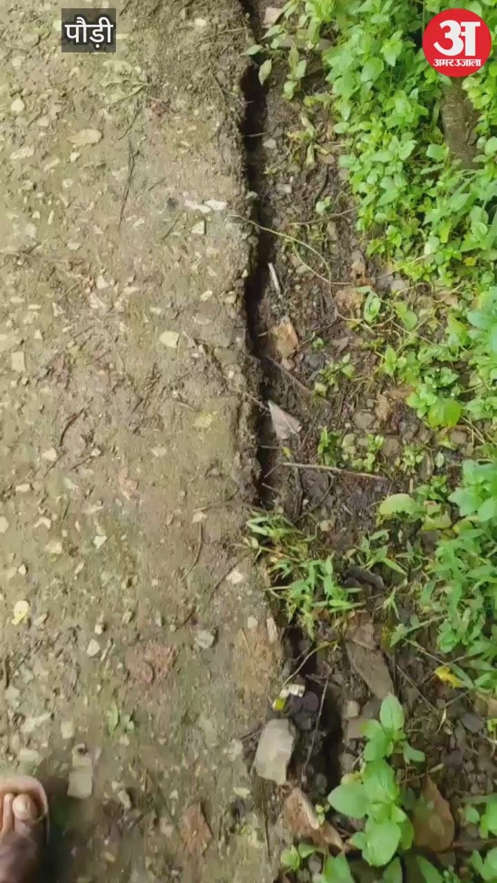 सेंद्री गांव में आवासीय बस्ती के नीचे भू-धंसाव, दहशत में लोग - Land ...