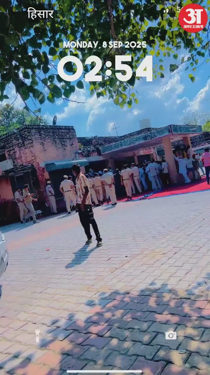 हिसार:सिंचाई विभाग के कर्मचारियों ने किया अधीक्षक अभियंता कार्यालय का ...