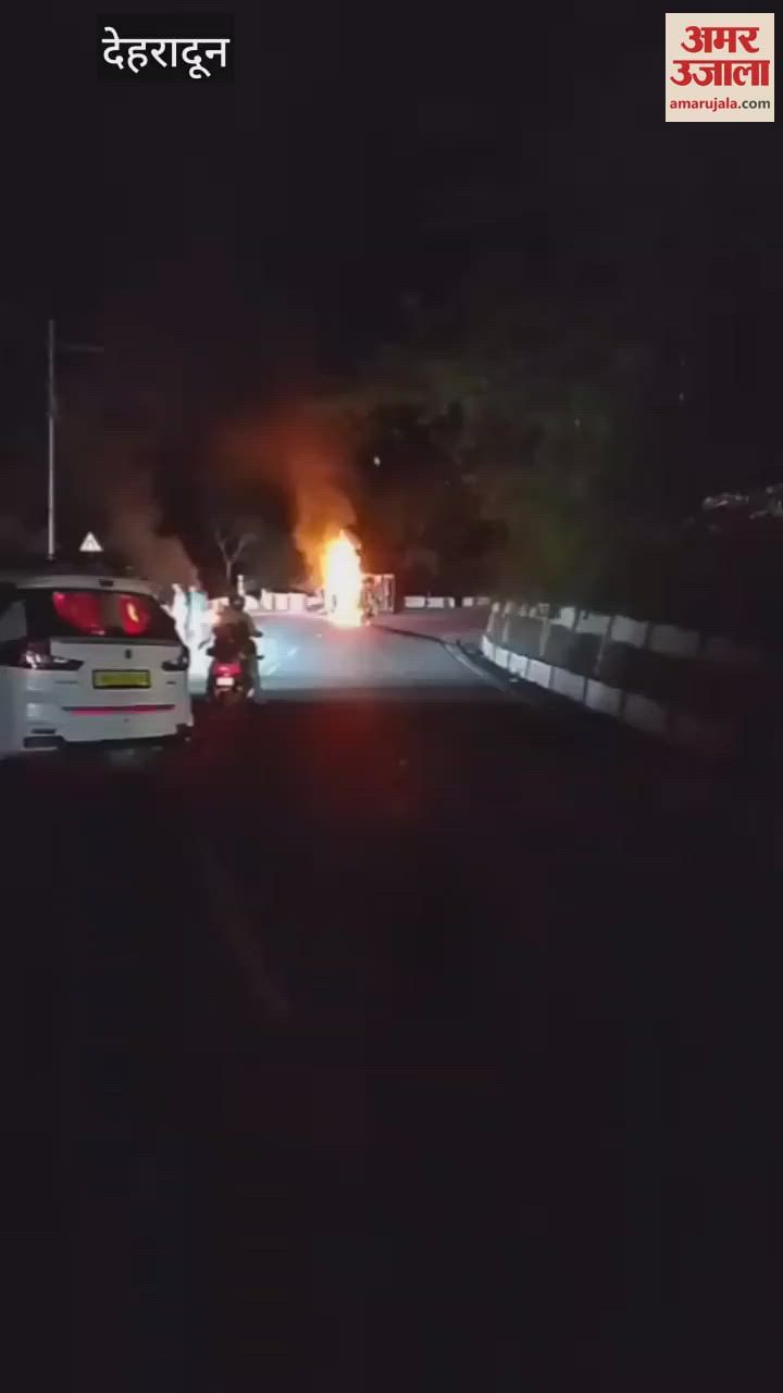 मसूरी-देहरादून मार्ग पर कोल्हुखेत के पास हादसा, सड़क पर पलटा पिकअप वाहन ...