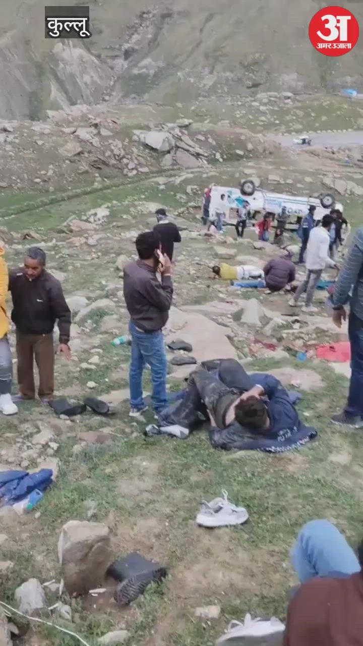 Lahaul Spiti:ग्राम्फू से एक किलोमीटर आगे गिरी टेम्पो ट्रैवलर, आधा दर्जन ...