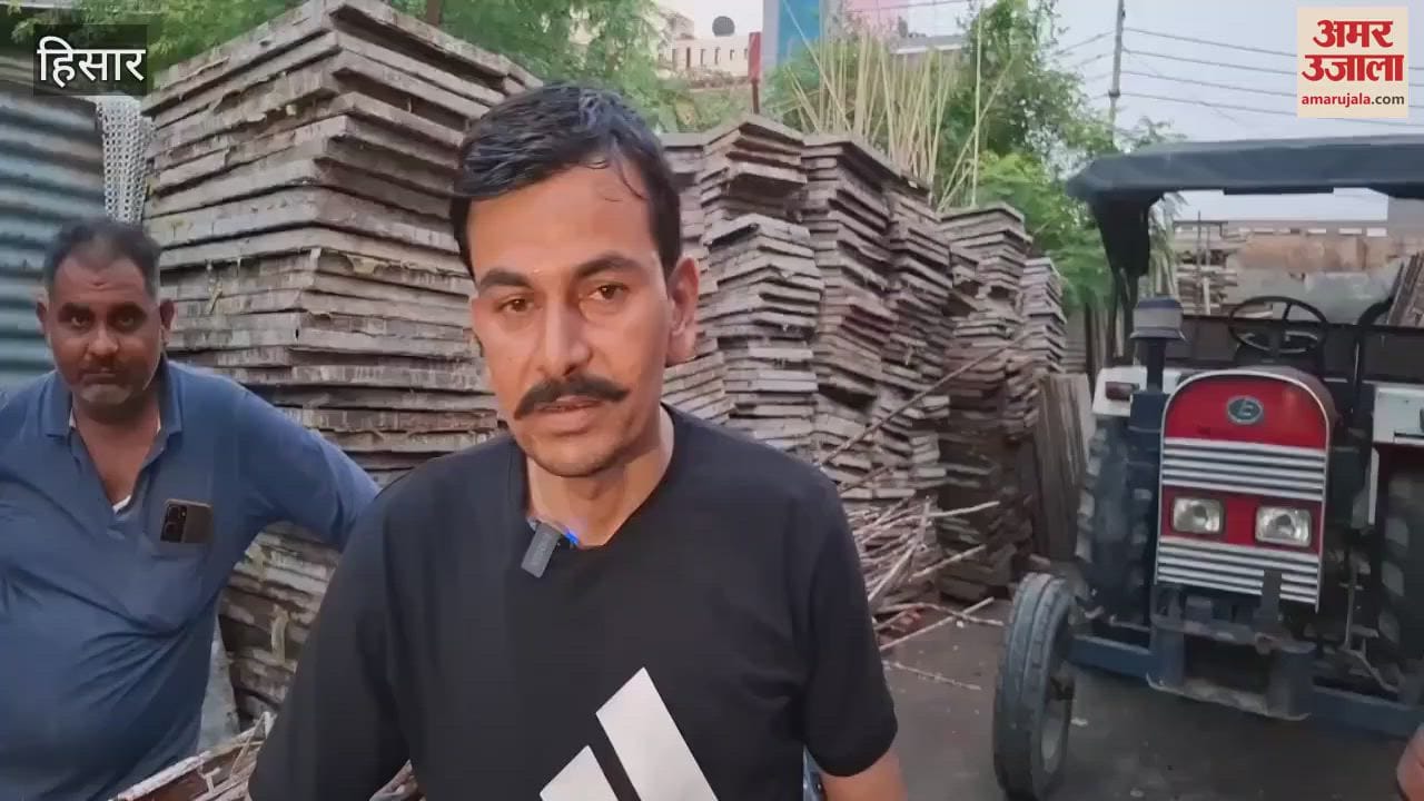 हिसार में लोहे के पाइपों को कांटे पर तौलते समय कबाड़ी की दुकान में ...