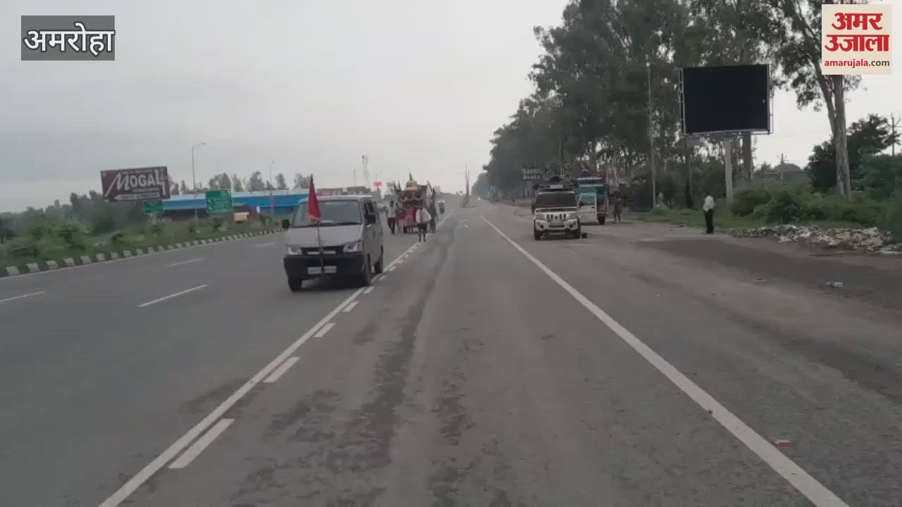 मीरा बाबा की सेवा में बज रहे भजनों ने किया मंत्र मुग्ध, मेरठ से पैदल ...