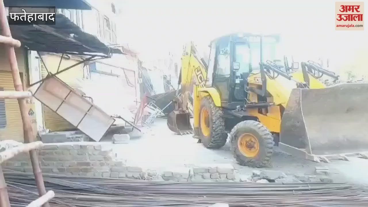 टोहाना नगर परिषद ने चलाया अतिक्रमण हटाओ अभियान, बुलडोजर से तोड़े बोर्ड ...