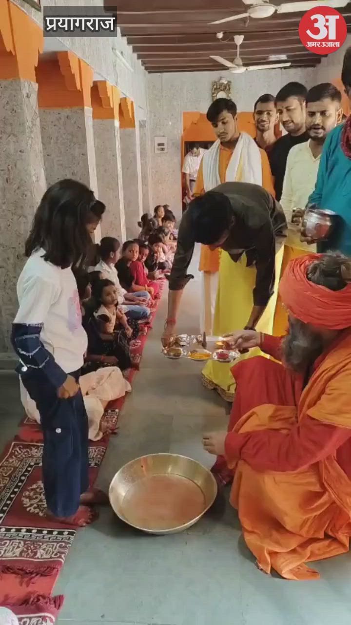 नवरात्रि की महानवमी पर नवदुर्गा के रूप में पूजी गईं कन्याएं, उतारी गई ...