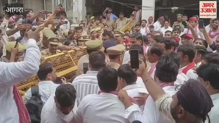 Video:बैरिकेडिंग के नजदीक पहुंचे सपा सांसद, पुलिस से नोकझोंक; देखें ...