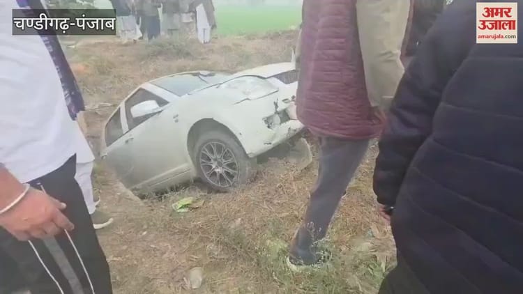 फिरोजपुर के पूर्व विधायक सुखपाल सिंह नन्नू ने गड्ढे में गिरी कार निकाली ...