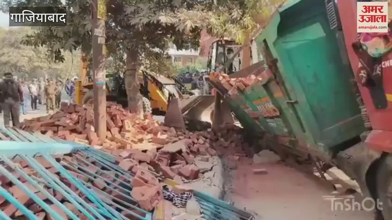 Ghaziabad:ईंट से भरा ट्रक गड्ढे में फंसकर पलटा, दो घायल - Ghaziabad ...