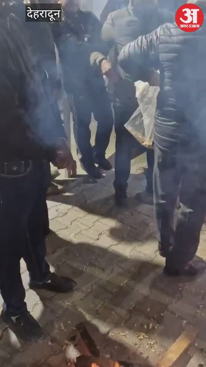 Video:खेल मंत्री के पति के खिलाफ थाने में प्रदर्शन, हरीश रावत भी पहुंचे ...