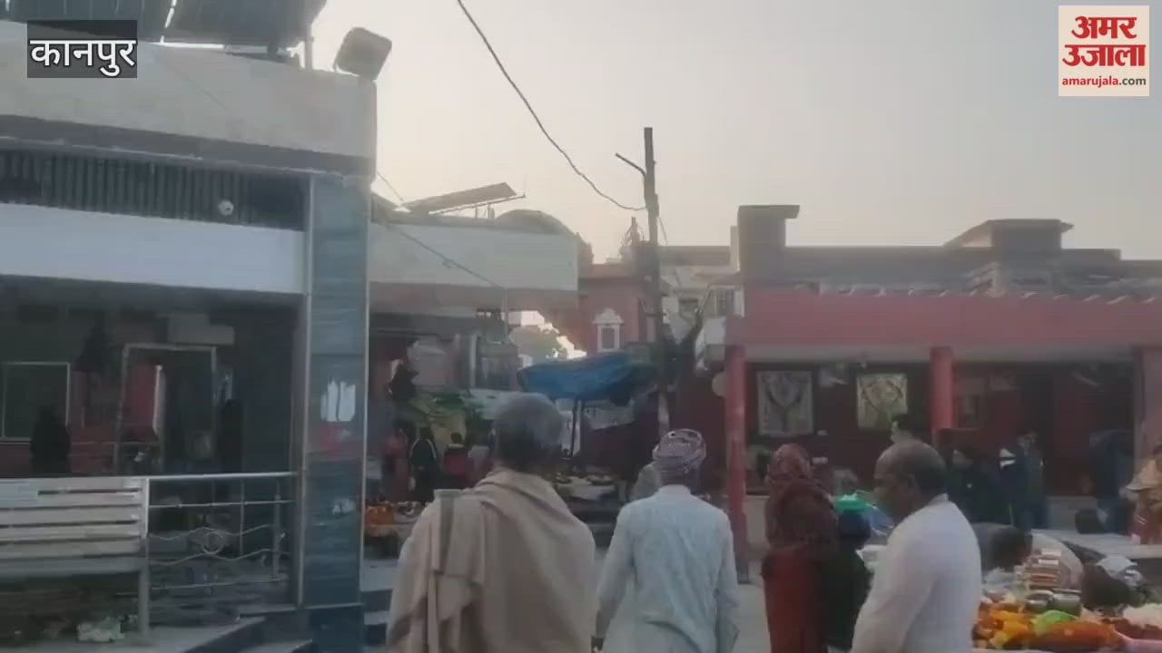 कानपुर:भंडारा कराने के बाद मंदिर के बाहर फेंक गए दोने पत्तल, लोगों को ...