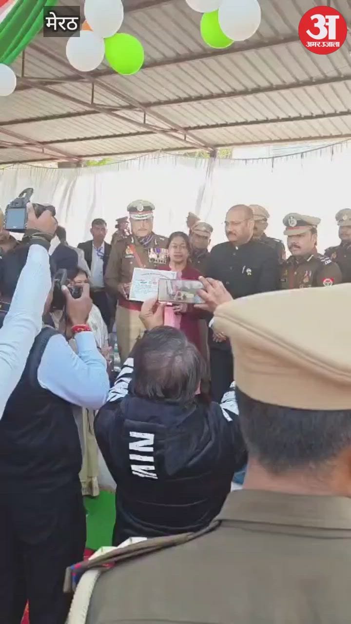 Meerut:गणतंत्र दिवस समारोह में बेटियां फाउंडेशन की अध्यक्ष अंजू पाण्डेय ...