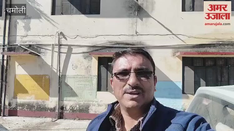 Chamoli:आपदा ग्रस्त सीएचसी भवन के छत में लगे पाइप टूटे, लगातार गिर रहा ...