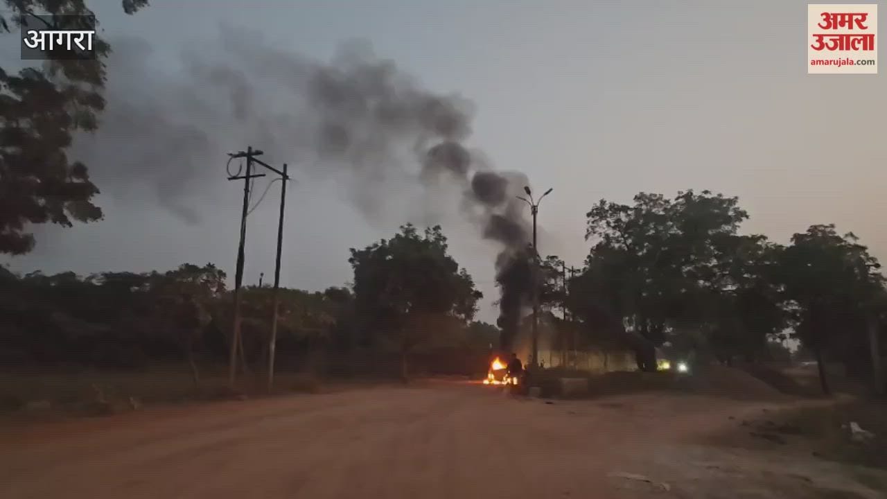 Video:सड़क पर दाैड़ती कार बनी आग का गोला, चालक ने कूदकर बचाई जान - Car ...