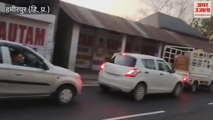 Hamirpur:ओवरटेक करते समय बस के साथ टकराई कार, लगा लंबा जाम - Hamirpur ...