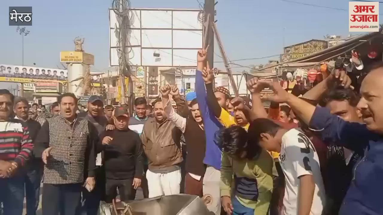 Meerut:हापुड़ अड्डा पर निगम की टीम ने हटाया अतिक्रमण, सड़क पर सामान ...