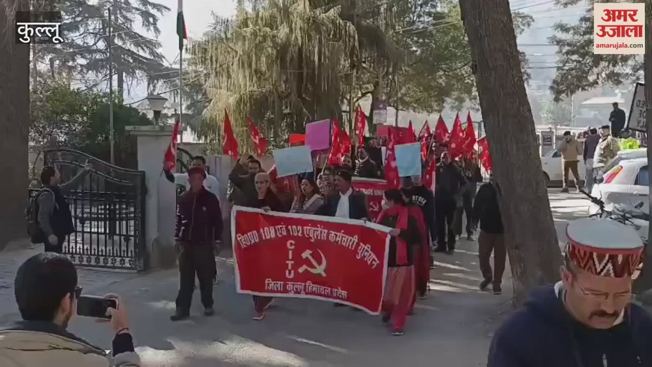 Kullu:कंपनी के खिलाफ 108 और 102 एंबुलेंस कर्मचारियों का प्रदर्शन ...