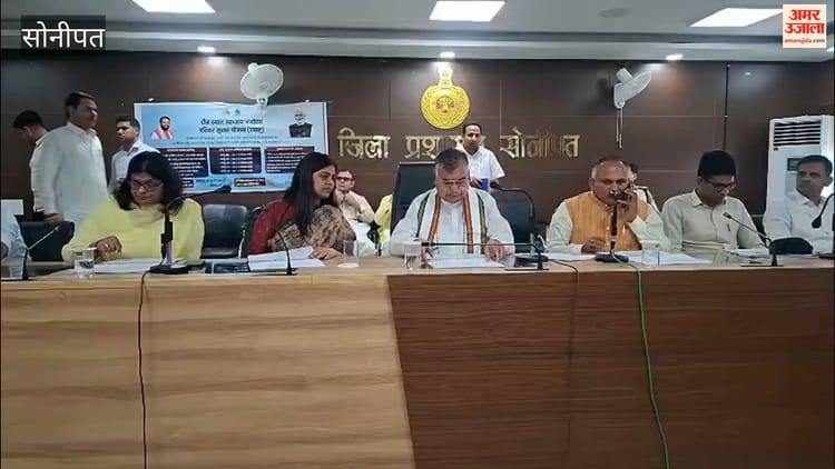सांसद सतपाल ब्रह्मचारी ने अधिकारियों के समक्ष प्रशासनिक कार्यप्रणाली पर ...
