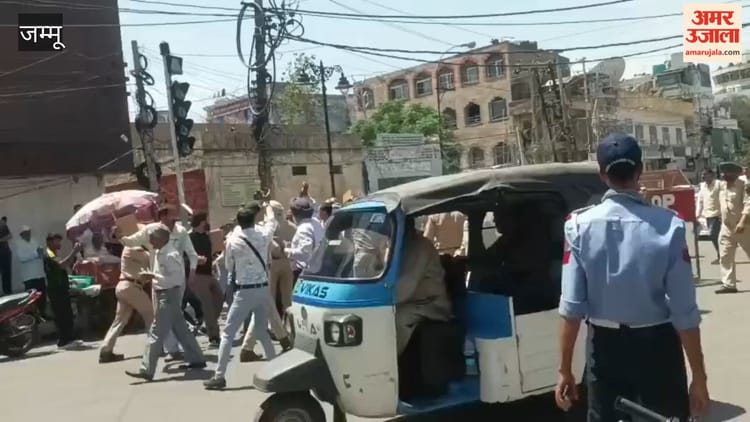 Jammu:शहीदी चौक पर जमाकर्ताओं का हंगामा, जेके स्कार्ड बैंक के खिलाफ ...