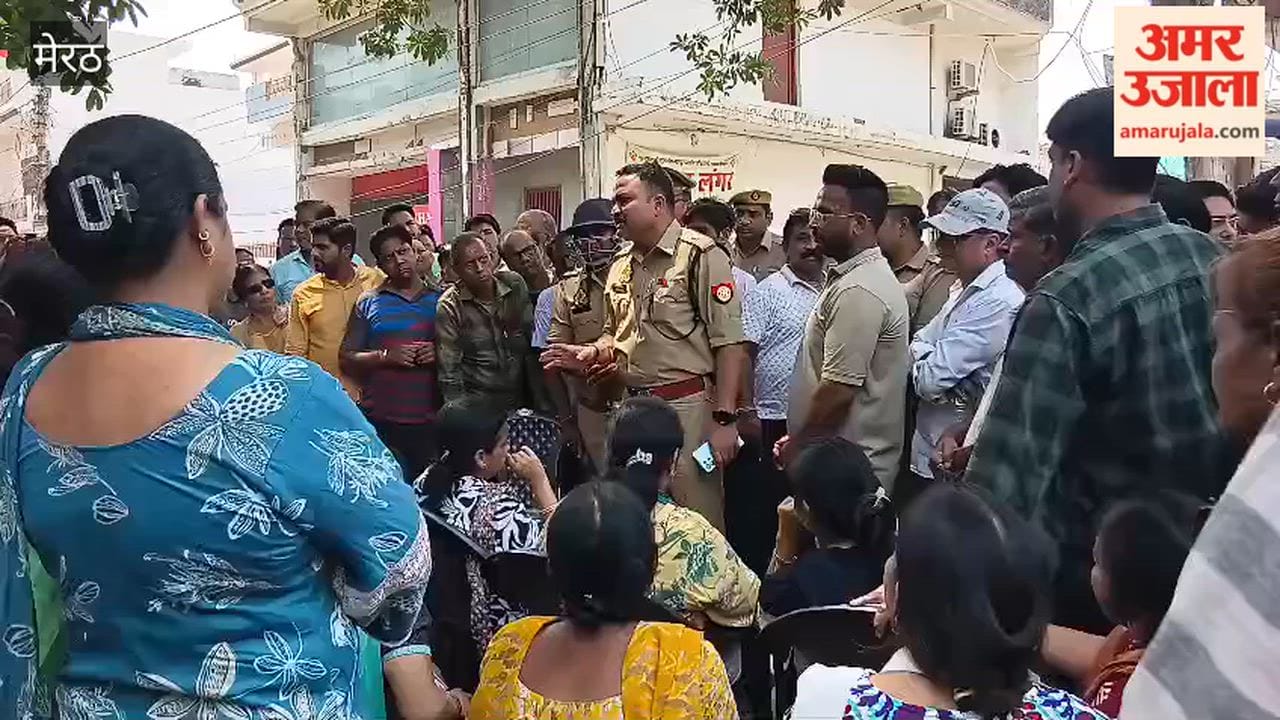 Meerut:दोबारा धरने पर बैठी महिलाओं के बीच पहुंचे एसपी सिटी विनायक गोपाल ...