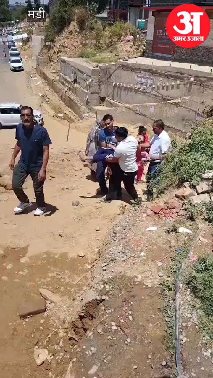 Video:धर्मपुर के सरौन दिव्यांग मतदाता को पीठ पर उठाकर पहुंचाया पोलिंग ...