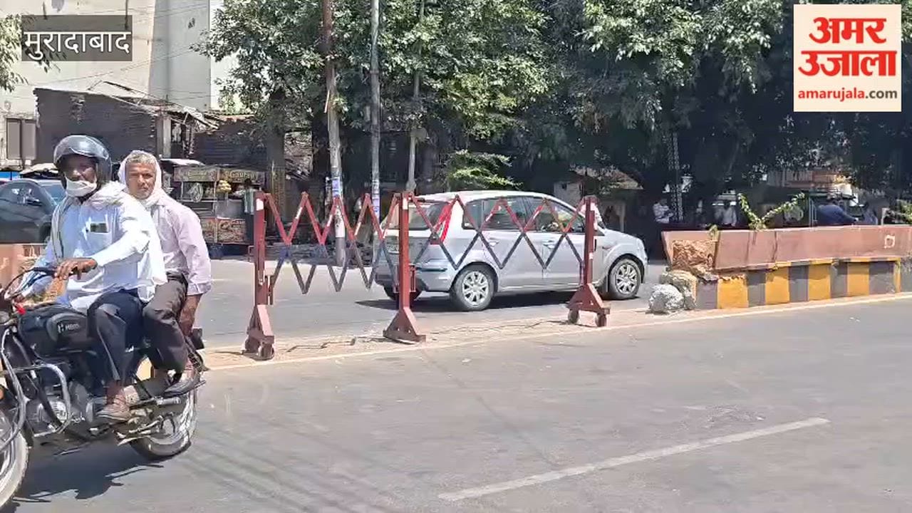 मझोली चौराहा का कट खुलने के बाद ट्रैफिक पुलिस ने लगाई बैरिकेडिंग ...