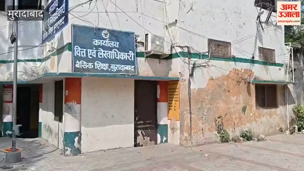 प्राथमिक विद्यालय के पुस्तक गोदाम का ताला तोड़कर किताबें चोरी - Books ...