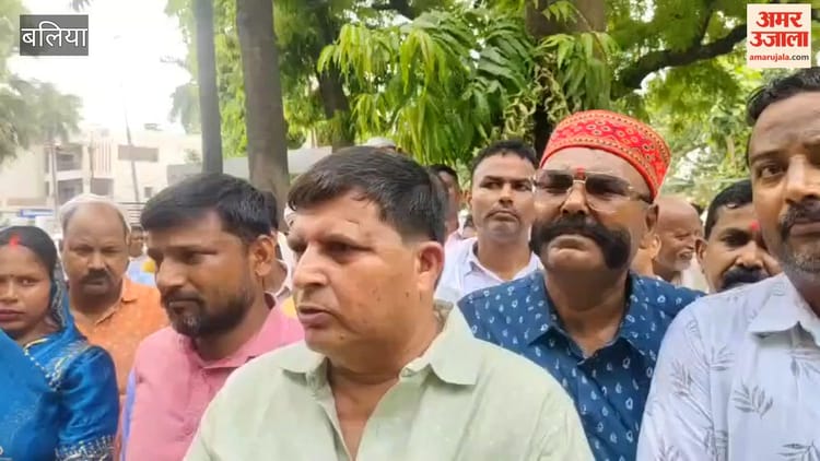 पांच माह से कमीशन व बोरा की रकम न मिलने पर कोटेदारों ने किया प्रदर्शन ...