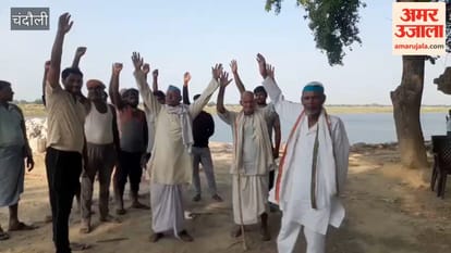 गंगा कटान रोकथाम को लेकर किसानों का धरना जारी, मिट्टी भरी बोरियां डालने ...