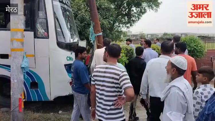 Meerut:सिवाया टोल प्लाजा की बाइक लेन में घुसी निजी बस, हाईटेंशन पोल से ...