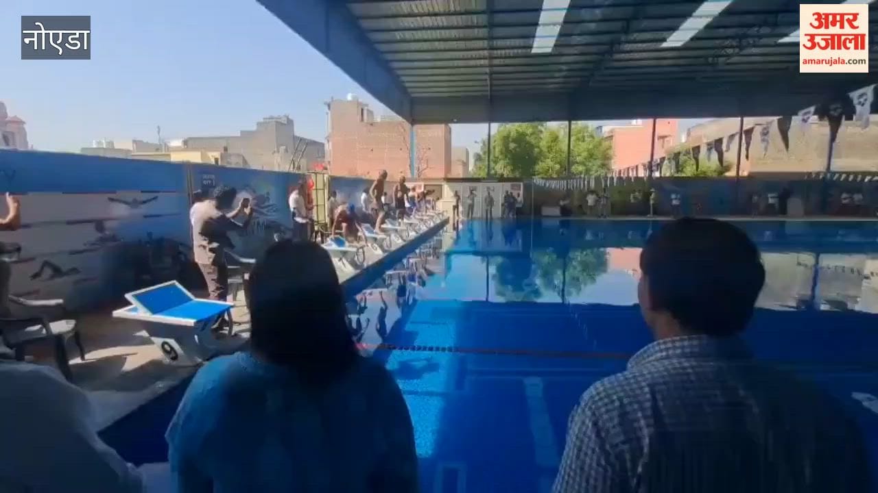 ग्रेटर नोएडा में जिला सब जूनियर स्विमिंग प्रतियोगिता में नन्हे तैराकों ...